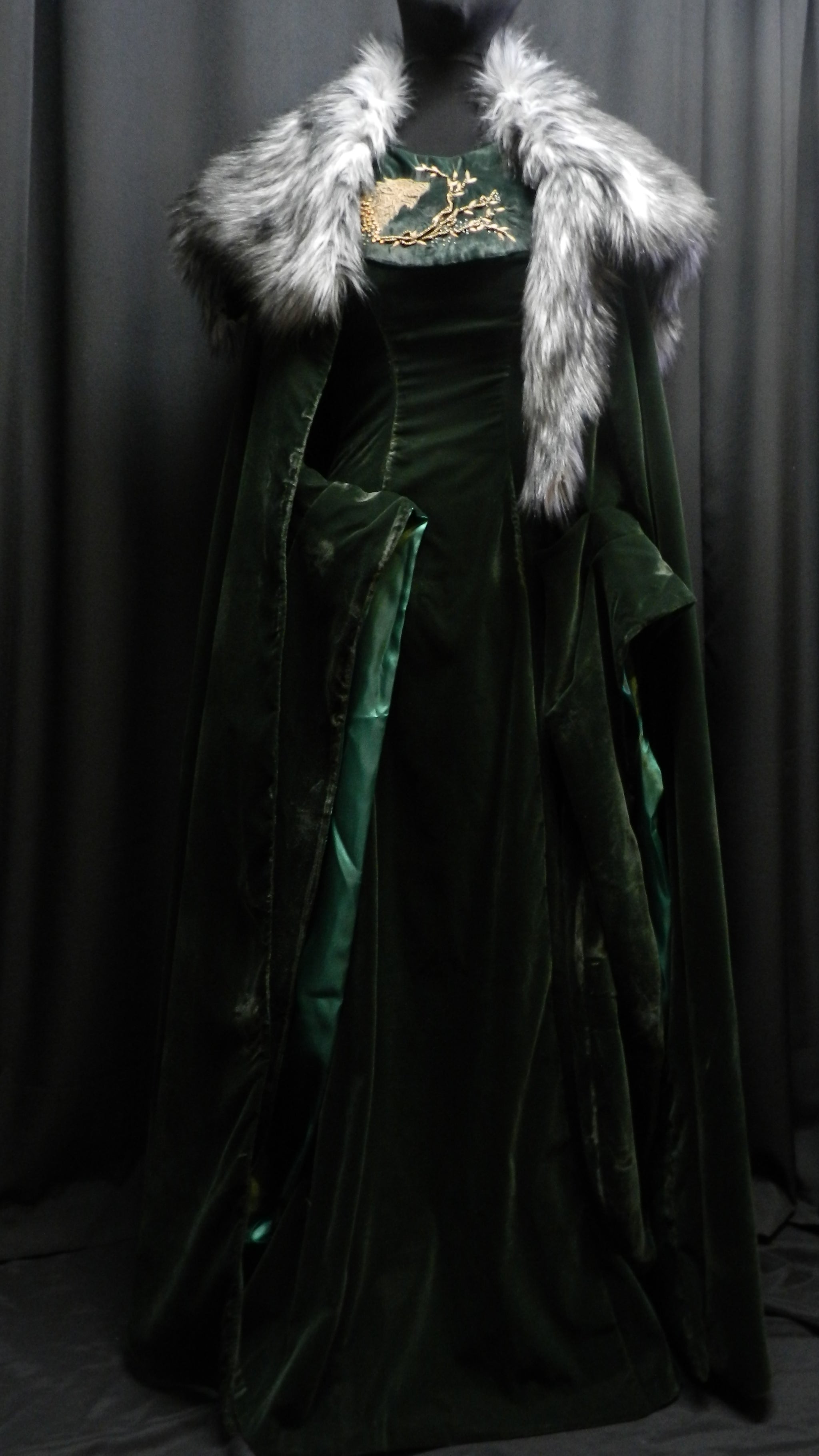 Inspired by Sansa Stark green velvet dress , embroidered wolf, shoulde ...