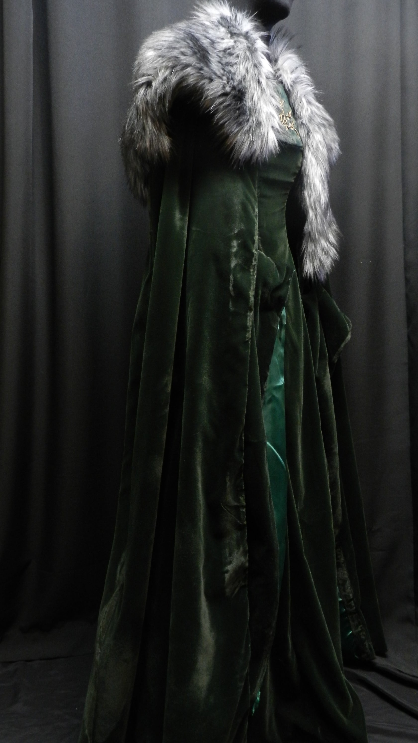 Inspired by Sansa Stark green velvet dress , embroidered wolf, shoulde ...