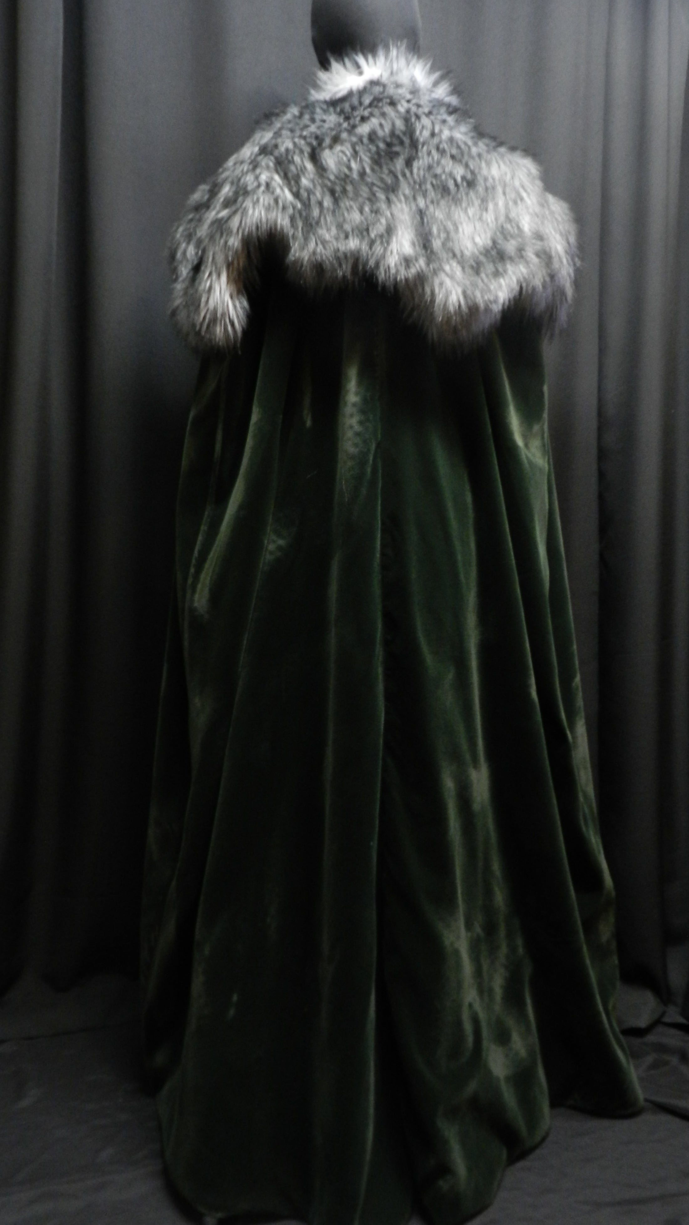 Inspired by Sansa Stark green velvet dress , embroidered wolf, shoulde ...